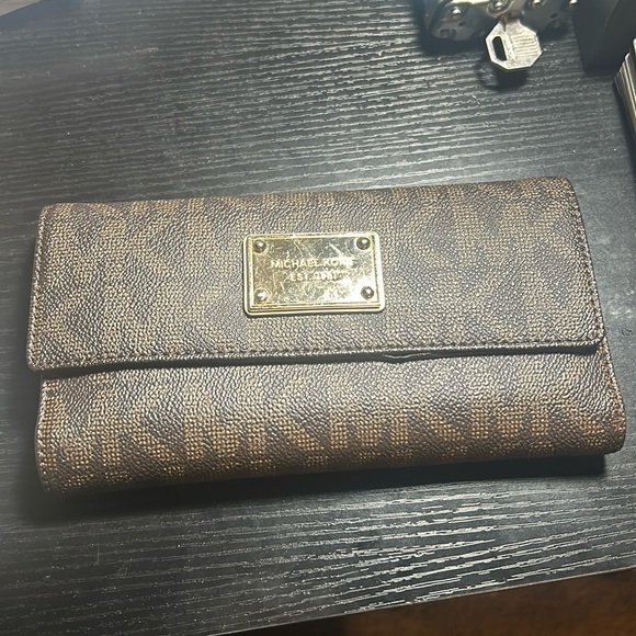 Michael Kors | Bags | Michael Korssignature Checkbook Wallet Brown ...